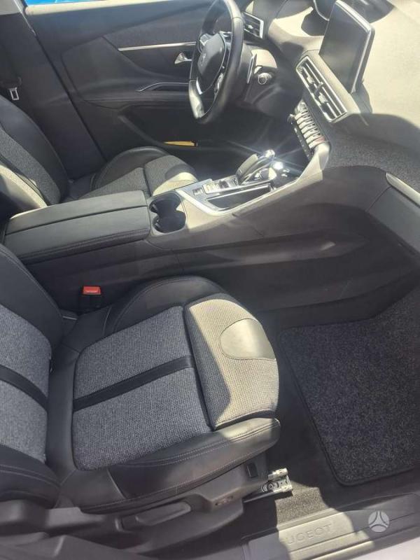 Peugeot 3008 2018 in Klaipeda on AUTOMOTO.COM.LV White Peugeot 3008 2018 in Klaipeda, with an engine capacity of 1.20 L and mileage of 116 thousand km for 12300 €, photo 9 on AUTOMOTO.COM.LV