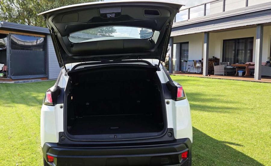 White Peugeot 3008 2022 in Marijampole, with an engine capacity of 1.20 L and mileage of 93 thousand km for 13552 €, photo 9 on AUTOMOTO.COM.LV