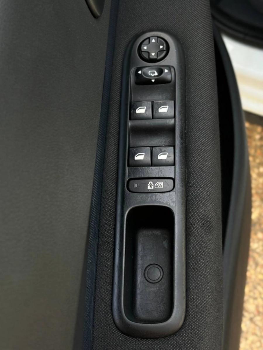Balts Peugeot 3008 2010 Rīga, ar dzinēja tilpumu 1.60 L un nobraukumu 238 tūkst. km par 4950 €, foto 14 vietnē AUTOMOTO.COM.LV