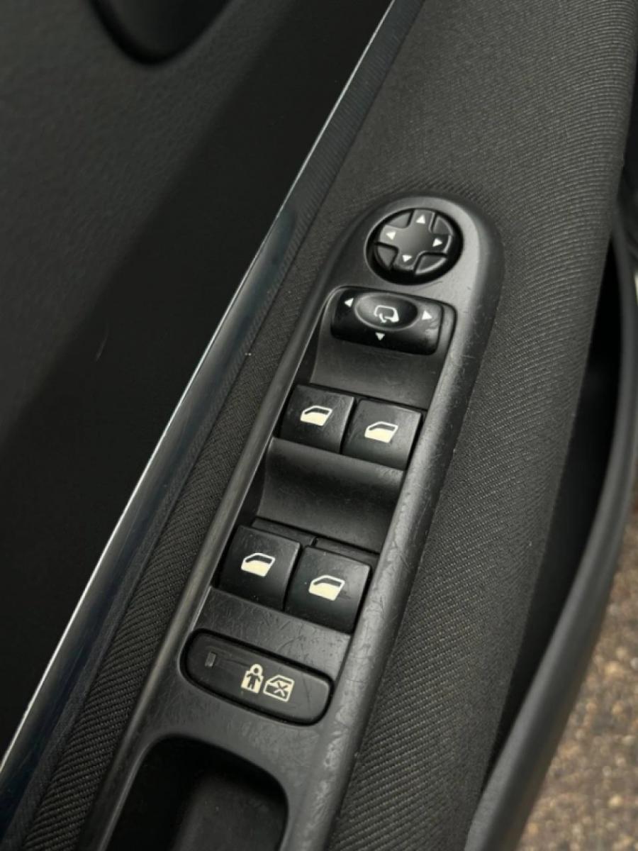 Balts Peugeot 3008 2010 Rīga, ar dzinēja tilpumu 1.60 L un nobraukumu 238 tūkst. km par 4950 €, foto 24 vietnē AUTOMOTO.COM.LV