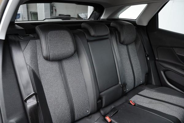 Yellow Peugeot 3008 2018 in Riga, with an engine capacity of 1.60 L and mileage of 117 thousand km for 12500 €, photo 7 on AUTOMOTO.COM.LV