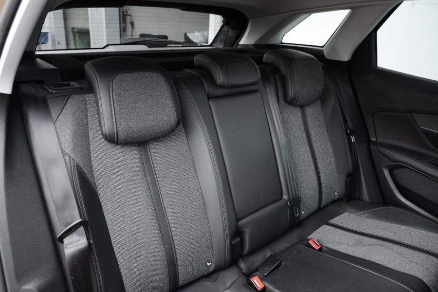 Yellow Peugeot 3008 2018 in Riga, with an engine capacity of 1.60 L and mileage of 117 thousand km for 12500 €, photo 8 on AUTOMOTO.COM.LV