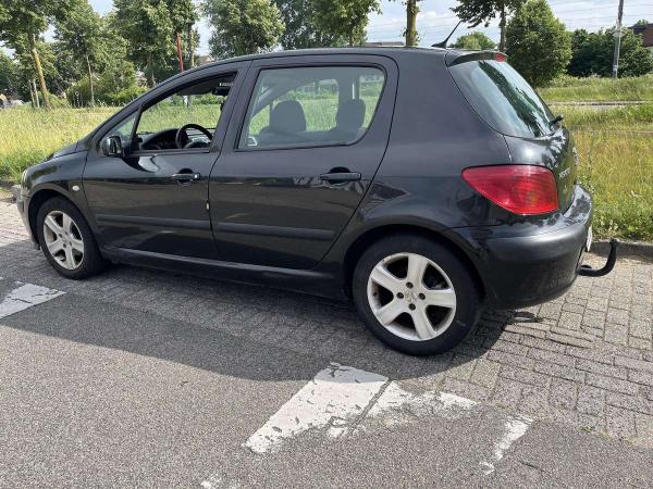 Black Peugeot 307 2004 in Silute, with an engine capacity of 2.00 L and mileage of 295 thousand km for 950 €, photo 4 on AUTOMOTO.COM.LV