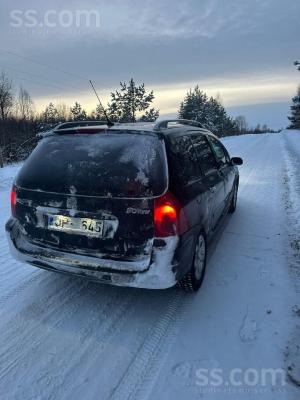 Black Peugeot 307 2004 in Daugavpils, with an engine capacity of 2.00 L and mileage of 327 thousand km for 950 €, photo 4 on AUTOMOTO.COM.LV