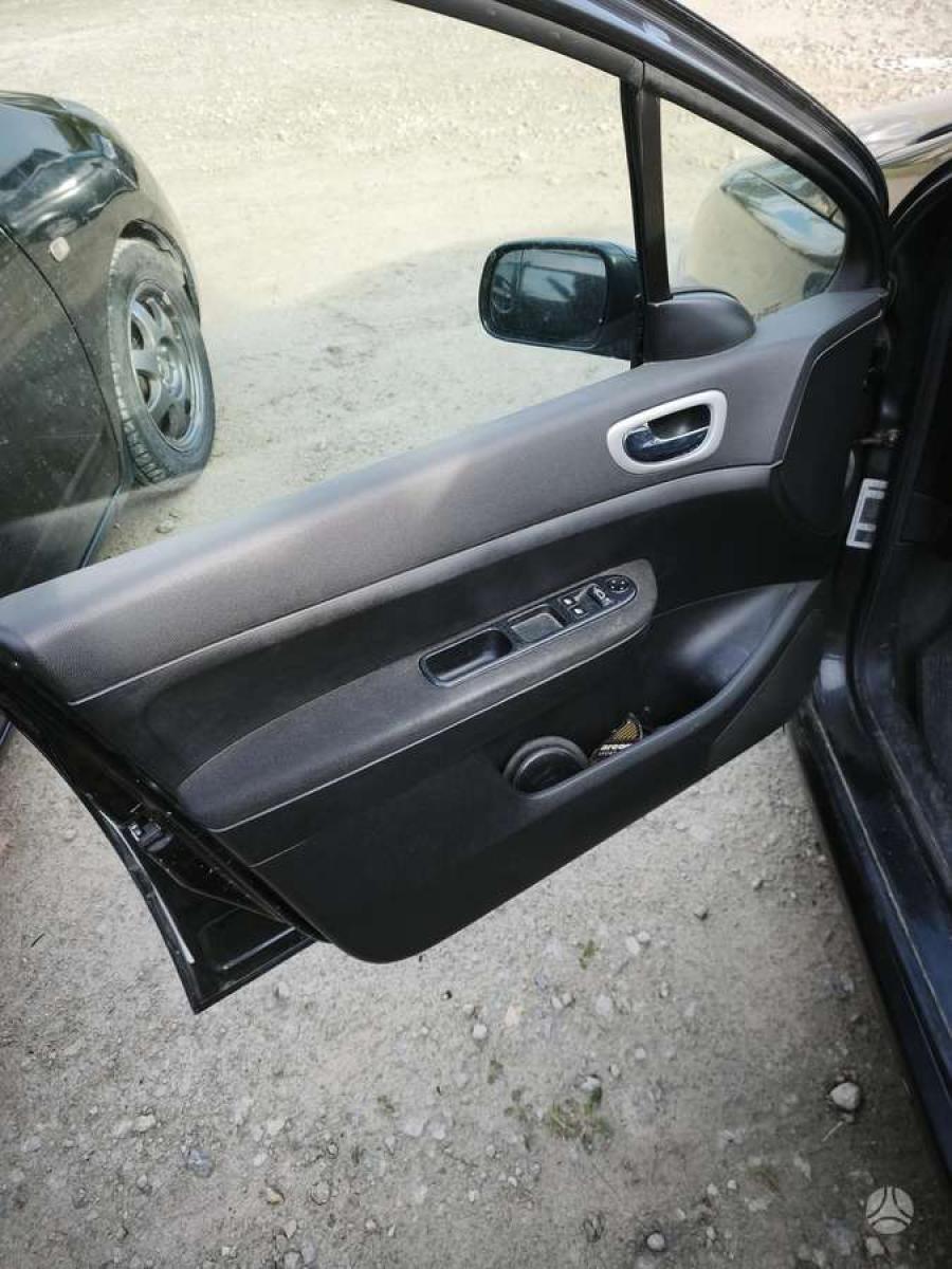 Black Peugeot 307 2006 in Panevezys, with an engine capacity of 1.60 L and mileage of 330 thousand km for 300 €, photo 6 on AUTOMOTO.COM.LV