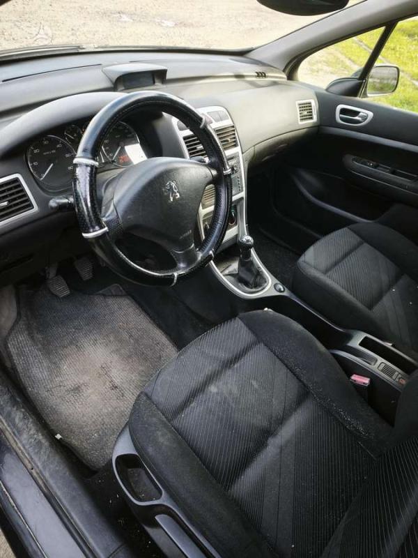 Peugeot 307 2006 in Panevezys on AUTOMOTO.COM.LV Black Peugeot 307 2006 in Panevezys, with an engine capacity of 1.60 L and mileage of 330 thousand km for 300 €, photo 7 on AUTOMOTO.COM.LV