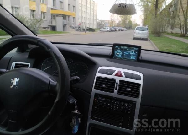 Peugeot 307 2007 in Daugavpils on AUTOMOTO.COM.LV Black Peugeot 307 2007 in Daugavpils, with an engine capacity of 1.60 L and mileage of 358 thousand km for 1860 €, photo 3 on AUTOMOTO.COM.LV