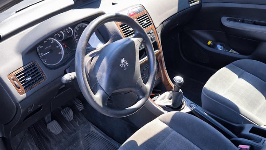 Green Peugeot 307 2004 in Sillamae, with an engine capacity of 2.00 L and mileage of 241 thousand km for 800 €, photo 8 on AUTOMOTO.COM.LV