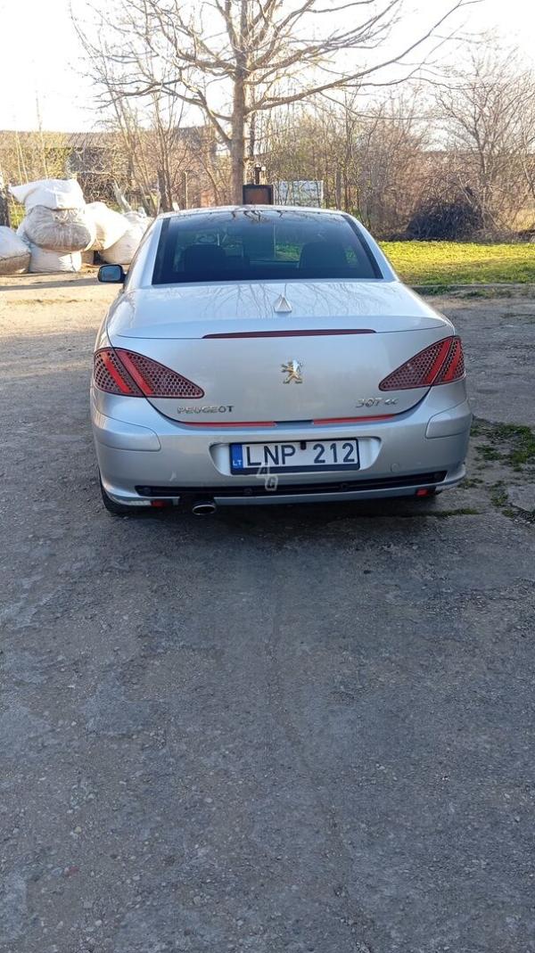 Grey Peugeot 307 2004 in Pakruojis, with an engine capacity of 2.00 L and mileage of 263 thousand km for 1000 €, photo 4 on AUTOMOTO.COM.LV