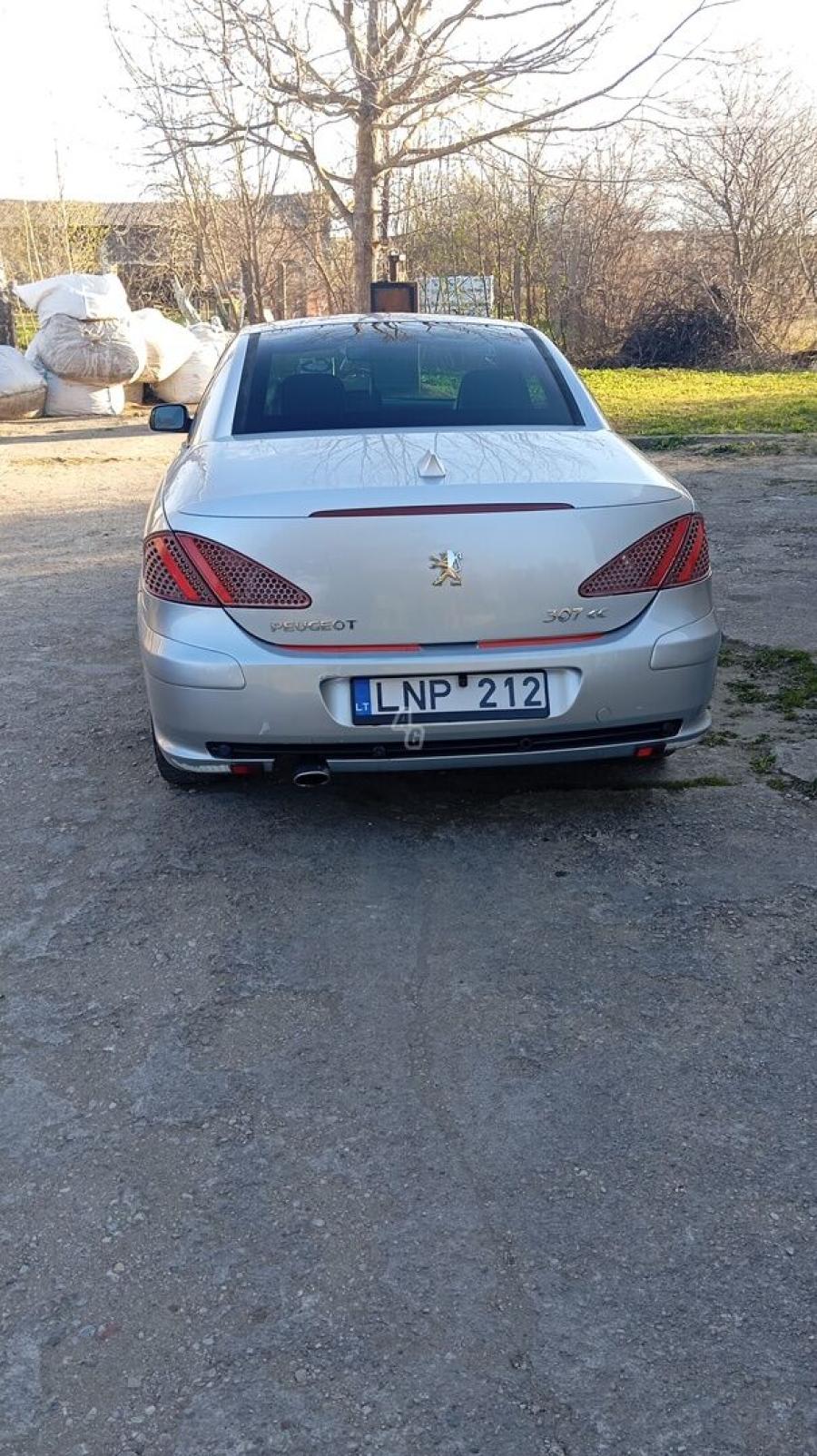 Grey Peugeot 307 2004 in Pakruojis, with an engine capacity of 2.00 L and mileage of 263 thousand km for 1000 €, photo 5 on AUTOMOTO.COM.LV