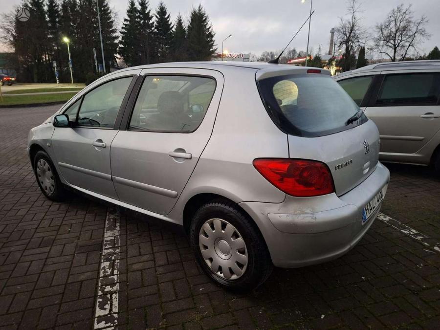 Grey Peugeot 307 2002 in Plunge, with an engine capacity of 2.00 L and mileage of 313 thousand km for 550 €, photo 2 on AUTOMOTO.COM.LV