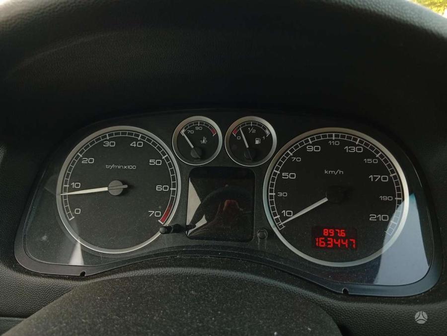 Pelēks Peugeot 307 2005 Viļņa, ar dzinēja tilpumu 1.60 L un nobraukumu 165 tūkst. km par 500 €, foto 4 vietnē AUTOMOTO.COM.LV