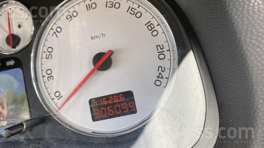 Grey Peugeot 307 2007 in Cesis, with an engine capacity of 1.60 L and mileage of 306 thousand km for 1800 €, photo 12 on AUTOMOTO.COM.LV