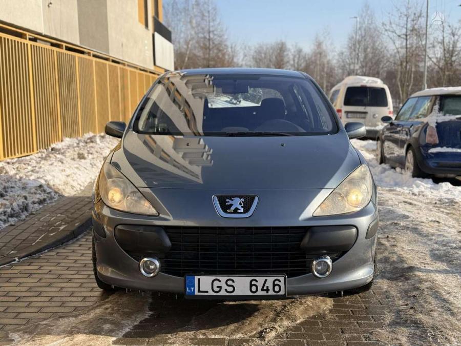 Grey Peugeot 307 2008 in Vilnius, with an engine capacity of 1.59 L and mileage of 254 thousand km for 950 €, photo 3 on AUTOMOTO.COM.LV