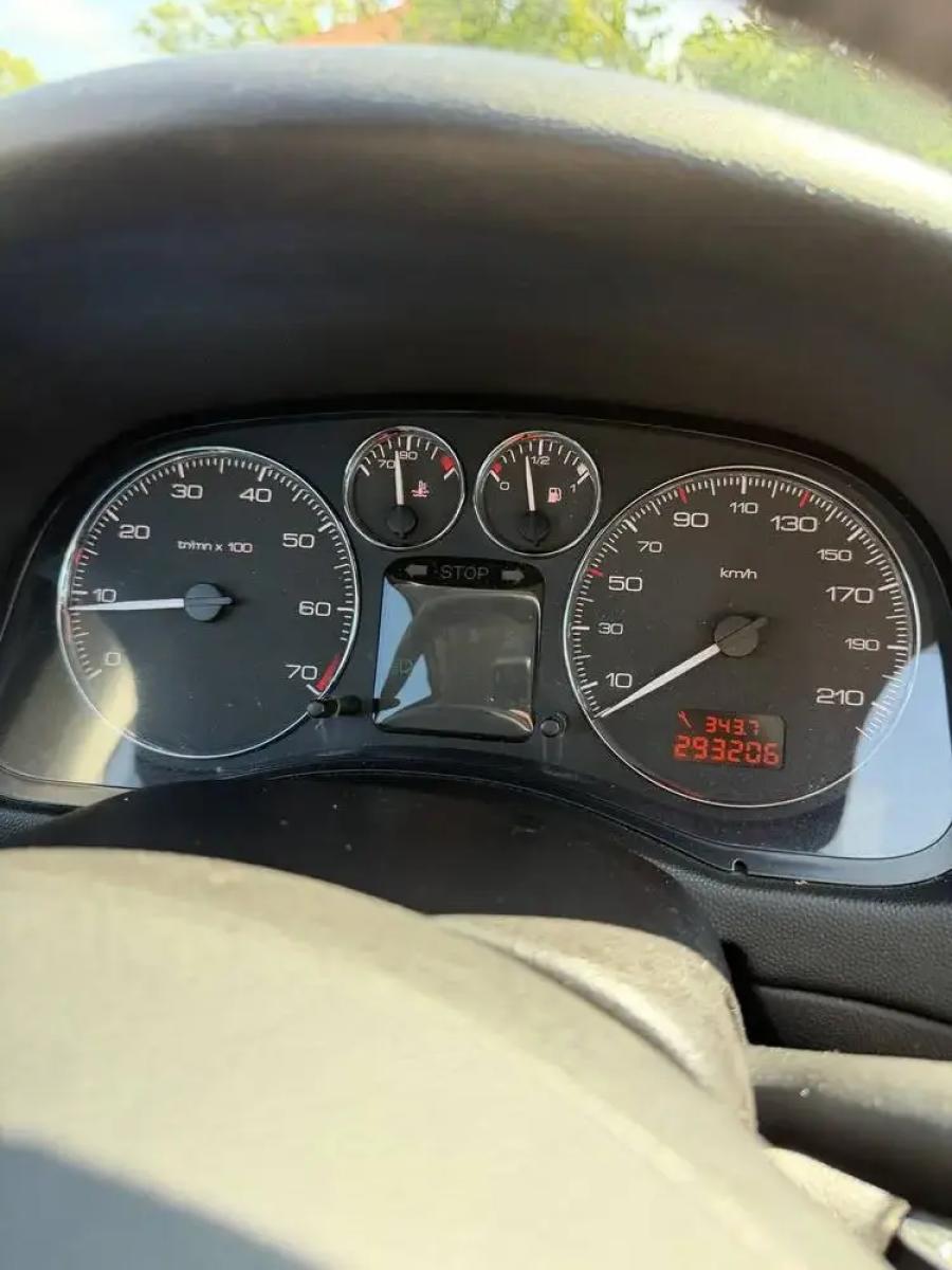 Grey Peugeot 307 2005 in Ventspils, with an engine capacity of 1.60 L and mileage of 293 thousand km for 1890 €, photo 13 on AUTOMOTO.COM.LV