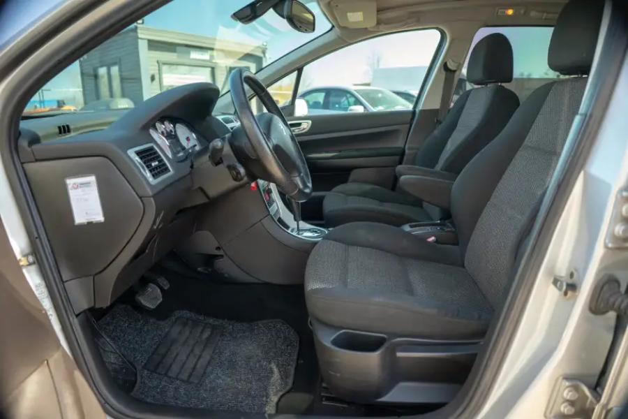 Grey Peugeot 307 2007 in Liepaja, with an engine capacity of 2.00 L and mileage of 246 thousand km for 2700 €, photo 10 on AUTOMOTO.COM.LV
