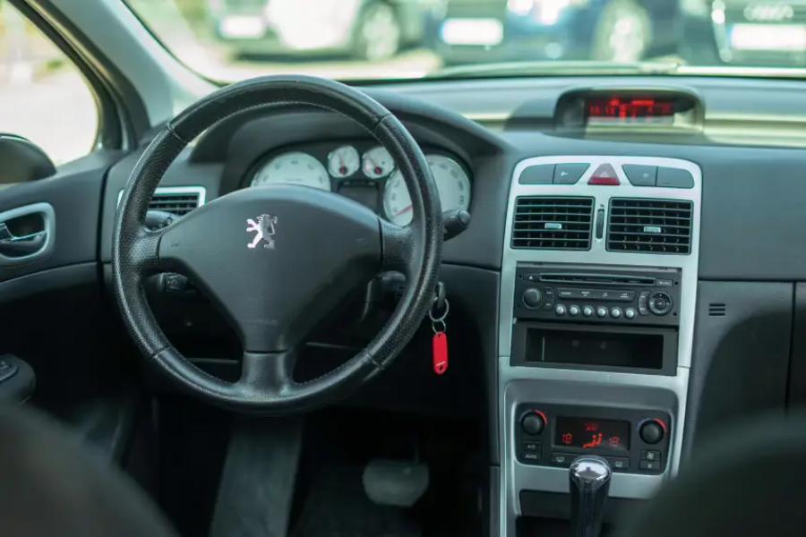 Grey Peugeot 307 2007 in Liepaja, with an engine capacity of 2.00 L and mileage of 246 thousand km for 2700 €, photo 17 on AUTOMOTO.COM.LV