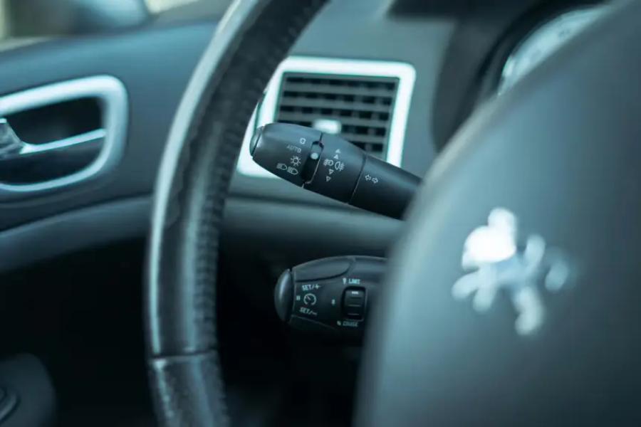 Grey Peugeot 307 2007 in Liepaja, with an engine capacity of 2.00 L and mileage of 246 thousand km for 2700 €, photo 21 on AUTOMOTO.COM.LV
