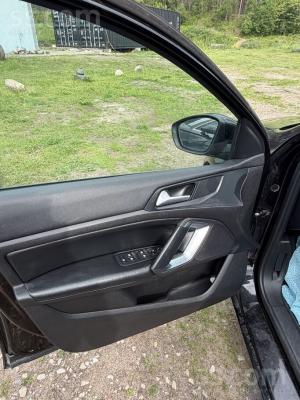 Black Peugeot 308 2015 in Riga, with an engine capacity of 1.60 L and mileage of 244 thousand km for 4500 €, photo 10 on AUTOMOTO.COM.LV