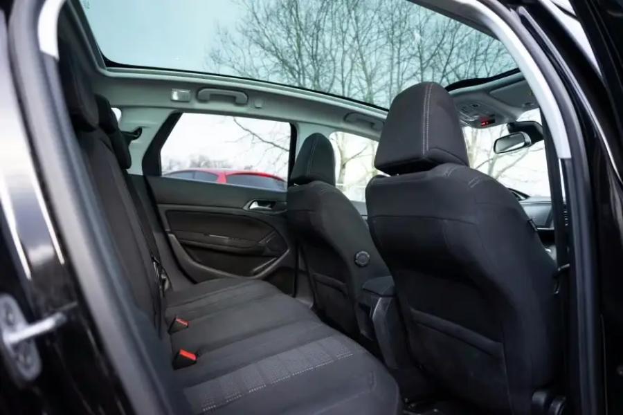 Melns Peugeot 308 2015 Liepāja, ar dzinēja tilpumu 1.60 L un nobraukumu 194 tūkst. km par 8250 €, foto 12 vietnē AUTOMOTO.COM.LV