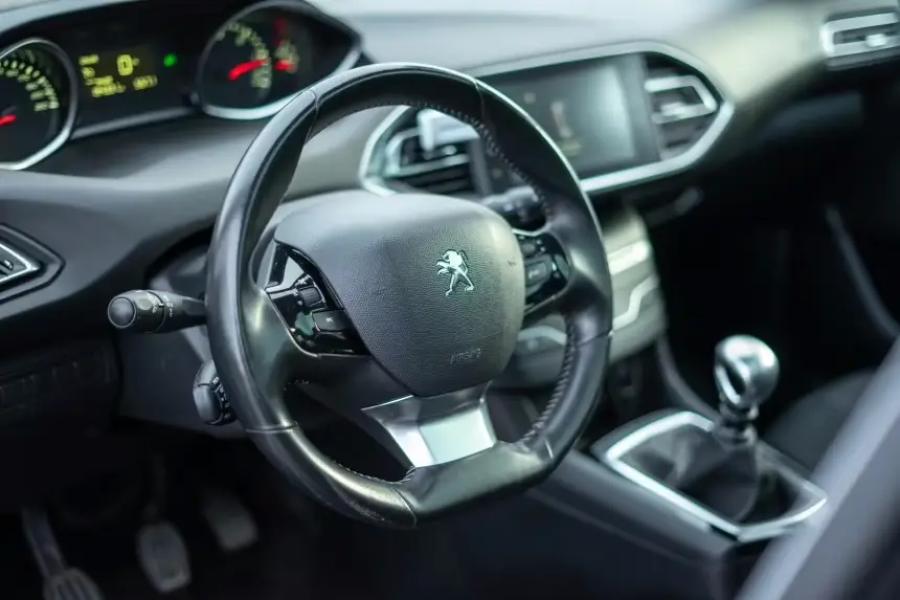 Melns Peugeot 308 2015 Liepāja, ar dzinēja tilpumu 1.60 L un nobraukumu 194 tūkst. km par 8250 €, foto 14 vietnē AUTOMOTO.COM.LV