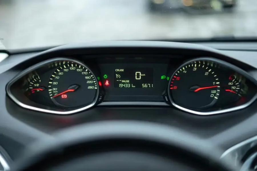 Melns Peugeot 308 2015 Liepāja, ar dzinēja tilpumu 1.60 L un nobraukumu 194 tūkst. km par 8250 €, foto 15 vietnē AUTOMOTO.COM.LV