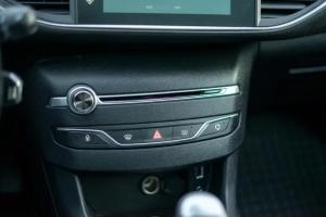 Melns Peugeot 308 2015 Liepāja, ar dzinēja tilpumu 1.60 L un nobraukumu 194 tūkst. km par 8250 €, foto 17 vietnē AUTOMOTO.COM.LV
