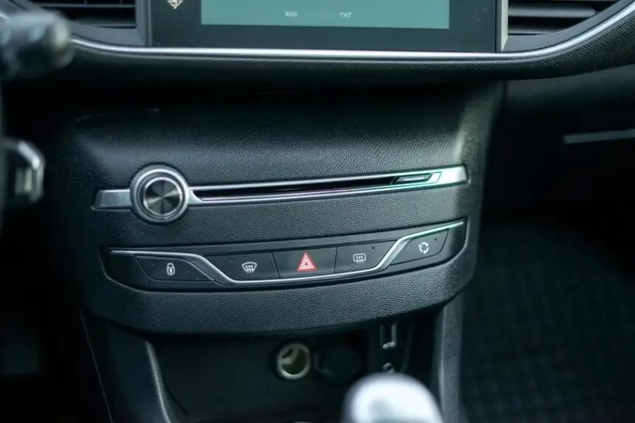 Melns Peugeot 308 2015 Liepāja, ar dzinēja tilpumu 1.60 L un nobraukumu 194 tūkst. km par 8250 €, foto 17 vietnē AUTOMOTO.COM.LV