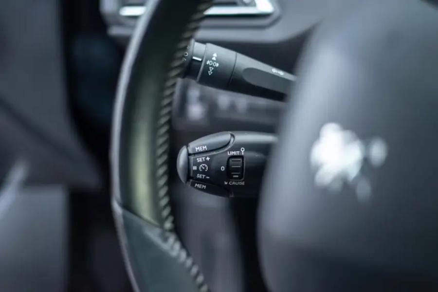 Melns Peugeot 308 2015 Liepāja, ar dzinēja tilpumu 1.60 L un nobraukumu 194 tūkst. km par 8250 €, foto 20 vietnē AUTOMOTO.COM.LV