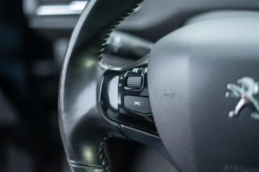 Melns Peugeot 308 2015 Liepāja, ar dzinēja tilpumu 1.60 L un nobraukumu 194 tūkst. km par 8250 €, foto 23 vietnē AUTOMOTO.COM.LV