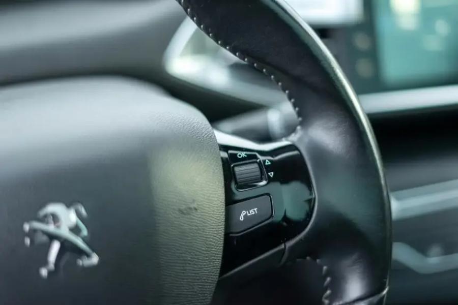 Melns Peugeot 308 2015 Liepāja, ar dzinēja tilpumu 1.60 L un nobraukumu 194 tūkst. km par 8250 €, foto 24 vietnē AUTOMOTO.COM.LV