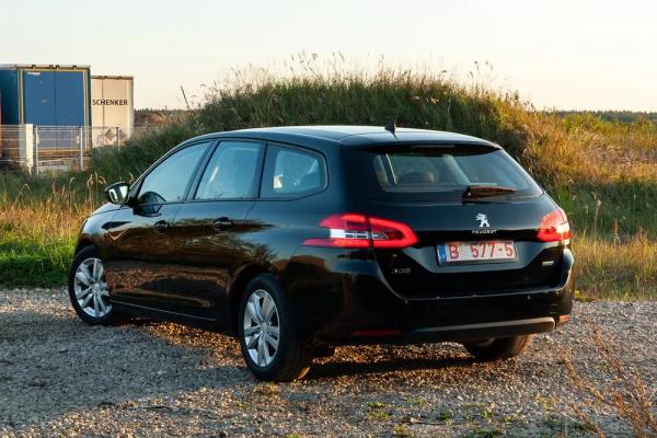 Black Peugeot 308 2015 in Riga, with an engine capacity of 1.60 L and mileage of 193 thousand km for 6495 €, photo 2 on AUTOMOTO.COM.LV