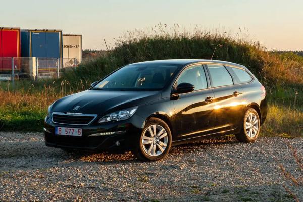 Black Peugeot 308 2015 in Riga, with an engine capacity of 1.60 L and mileage of 193 thousand km for 6495 €, photo 3 on AUTOMOTO.COM.LV