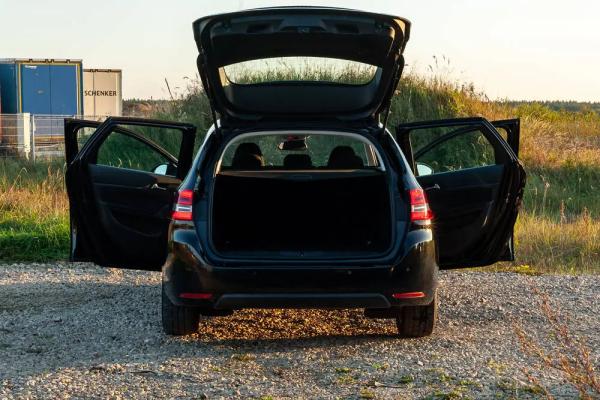 Black Peugeot 308 2015 in Riga, with an engine capacity of 1.60 L and mileage of 193 thousand km for 6495 €, photo 5 on AUTOMOTO.COM.LV