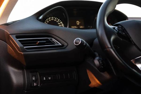Black Peugeot 308 2015 in Riga, with an engine capacity of 1.60 L and mileage of 193 thousand km for 6495 €, photo 7 on AUTOMOTO.COM.LV