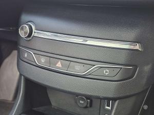 Blue Peugeot 308 2017 in Ariogala, with an engine capacity of 1.20 L and mileage of 218 thousand km for 4400 €, photo 12 on AUTOMOTO.COM.LV