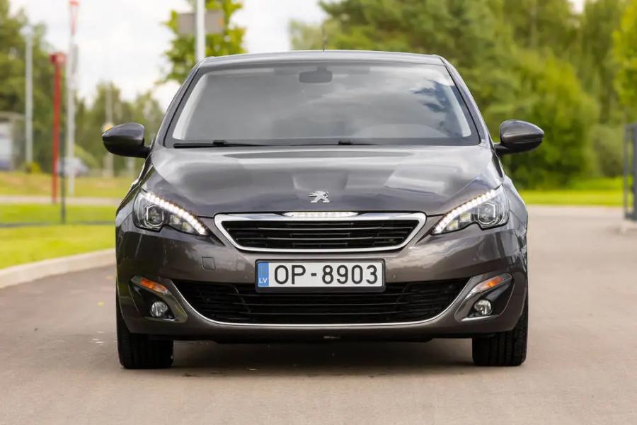 Brown Peugeot 308 2015 in Jelgava, with an engine capacity of 1.20 L and mileage of 199 thousand km for 6500 €, photo 3 on AUTOMOTO.COM.LV