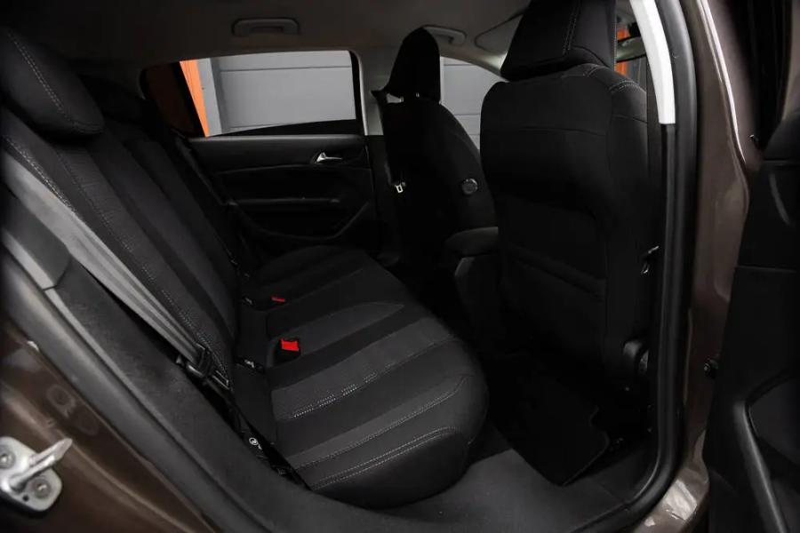 Brown Peugeot 308 2015 in Jelgava, with an engine capacity of 1.20 L and mileage of 199 thousand km for 6500 €, photo 9 on AUTOMOTO.COM.LV
