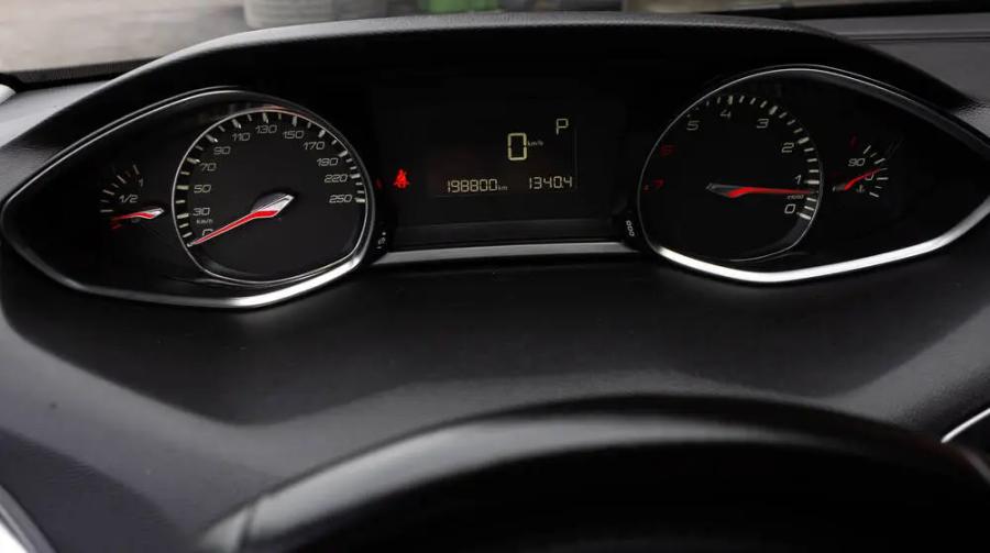 Brown Peugeot 308 2015 in Jelgava, with an engine capacity of 1.20 L and mileage of 199 thousand km for 6500 €, photo 26 on AUTOMOTO.COM.LV