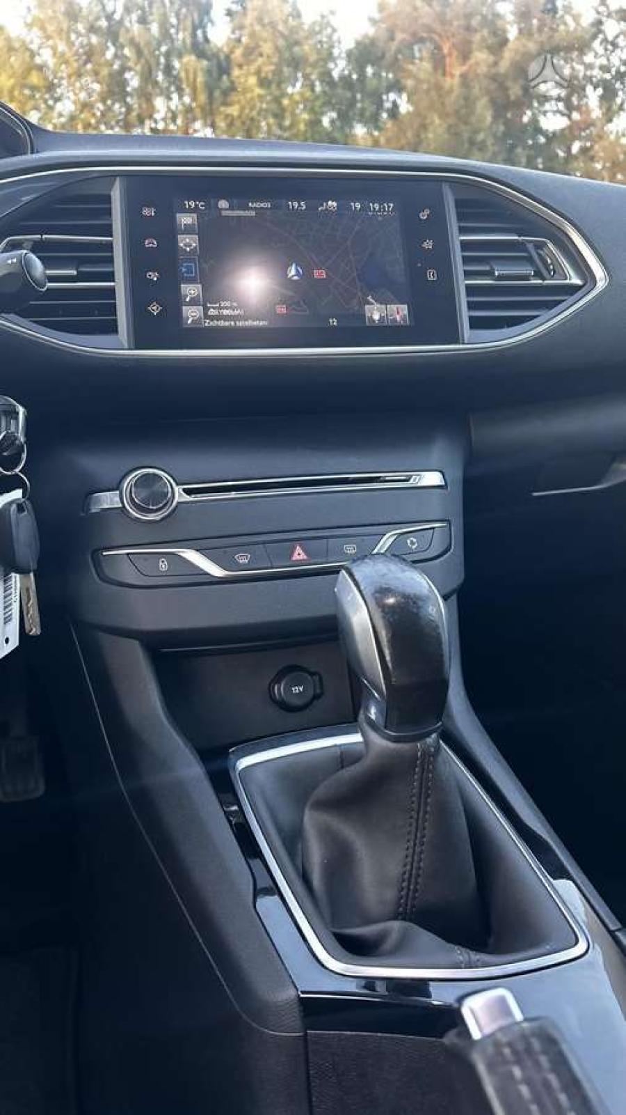 Brown Peugeot 308 2016 in Utena, with an engine capacity of 1.20 L and mileage of 296 thousand km for 3250 €, photo 26 on AUTOMOTO.COM.LV