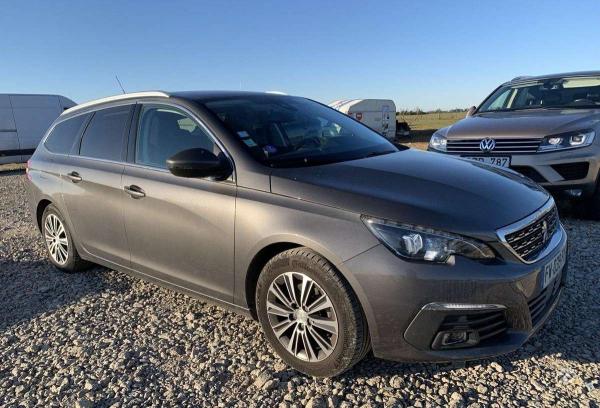 Brown Peugeot 308 2020 in Vilnius, with an engine capacity of 1.20 L and mileage of 86 thousand km for 9655 €, photo 2 on AUTOMOTO.COM.LV