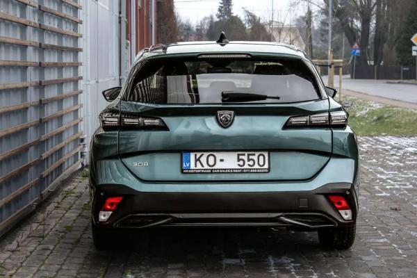 Зеленый Пежо 308 2022 в Рига, объемом двигателя 1.20 л и пробегом 180 тыс. км за 11200 €, фото 3 на AUTOMOTO.COM.LV