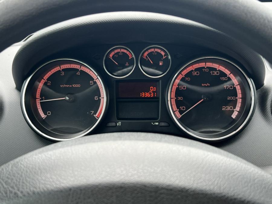 Pelēks Peugeot 308 2008 Narva, ar dzinēja tilpumu 1.40 L un nobraukumu 133 tūkst. km par 1499 €, foto 10 vietnē AUTOMOTO.COM.LV