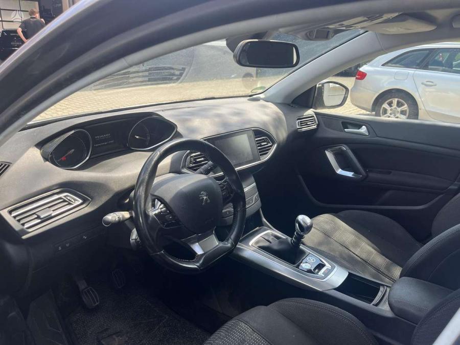 Grey Peugeot 308 2015 in Marijampole, with an engine capacity of 1.20 L and mileage of 190 thousand km for 3350 €, photo 7 on AUTOMOTO.COM.LV
