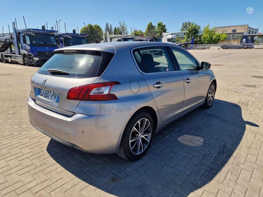 Grey Peugeot 308 2017 in Taurage, with an engine capacity of 1.20 L and mileage of 146 thousand km for 4800 €, photo 6 on AUTOMOTO.COM.LV