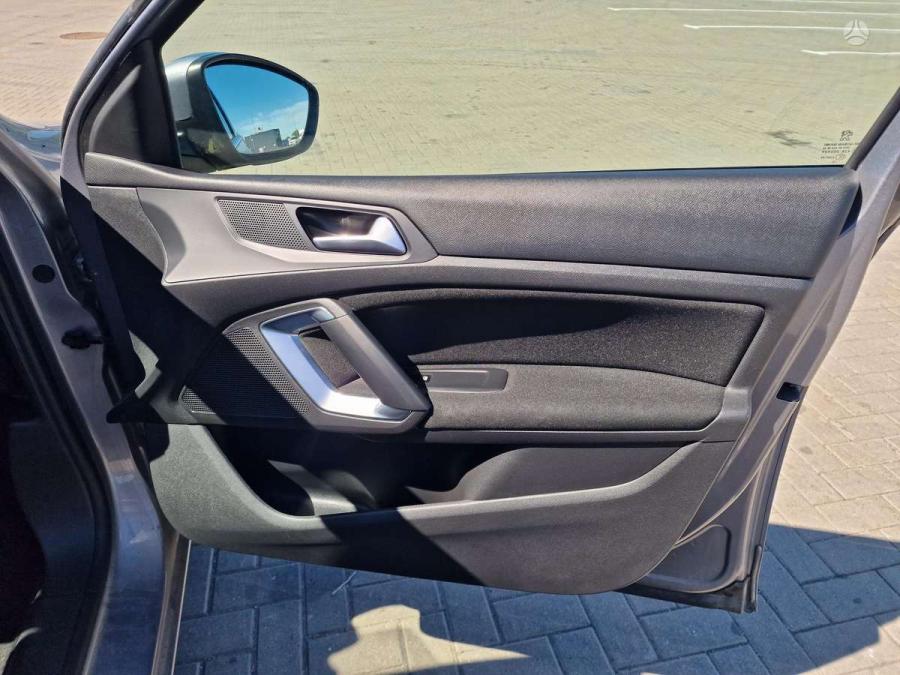 Grey Peugeot 308 2017 in Taurage, with an engine capacity of 1.20 L and mileage of 146 thousand km for 4800 €, photo 15 on AUTOMOTO.COM.LV
