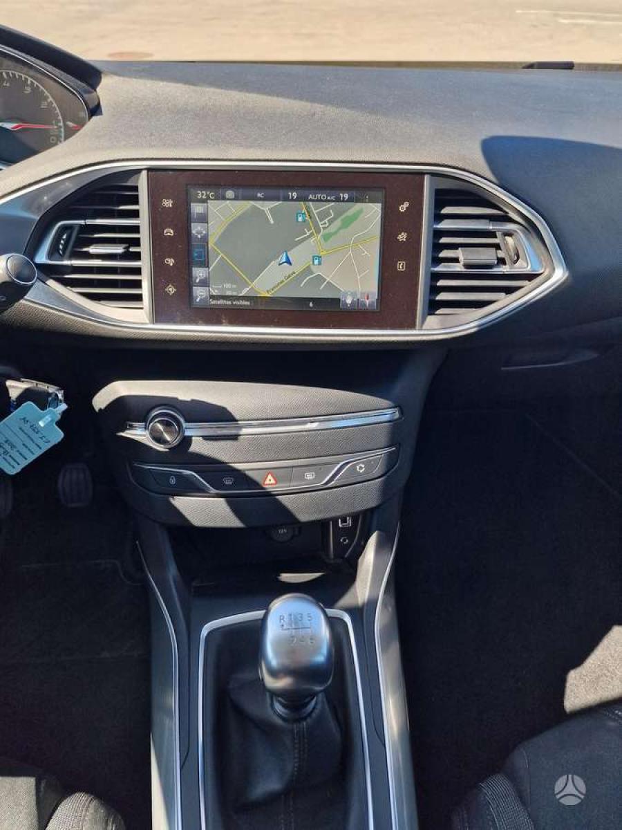 Grey Peugeot 308 2017 in Taurage, with an engine capacity of 1.20 L and mileage of 146 thousand km for 4800 €, photo 18 on AUTOMOTO.COM.LV