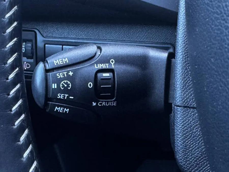 Pelēks Peugeot 308 2018 Rīga, ar dzinēja tilpumu 1.20 L un nobraukumu 76 tūkst. km par 6900 €, foto 23 vietnē AUTOMOTO.COM.LV