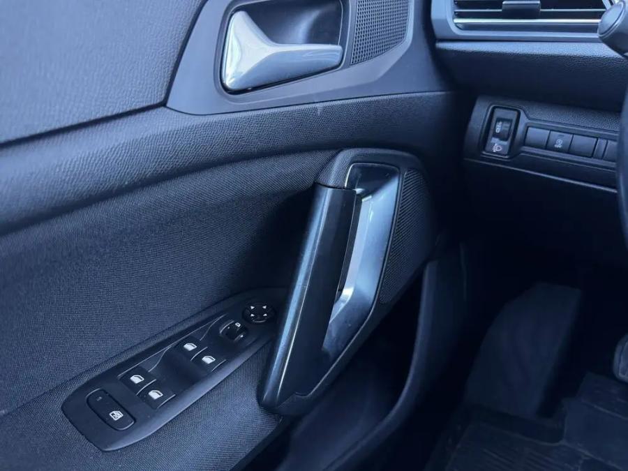 Pelēks Peugeot 308 2018 Rīga, ar dzinēja tilpumu 1.20 L un nobraukumu 76 tūkst. km par 6900 €, foto 24 vietnē AUTOMOTO.COM.LV