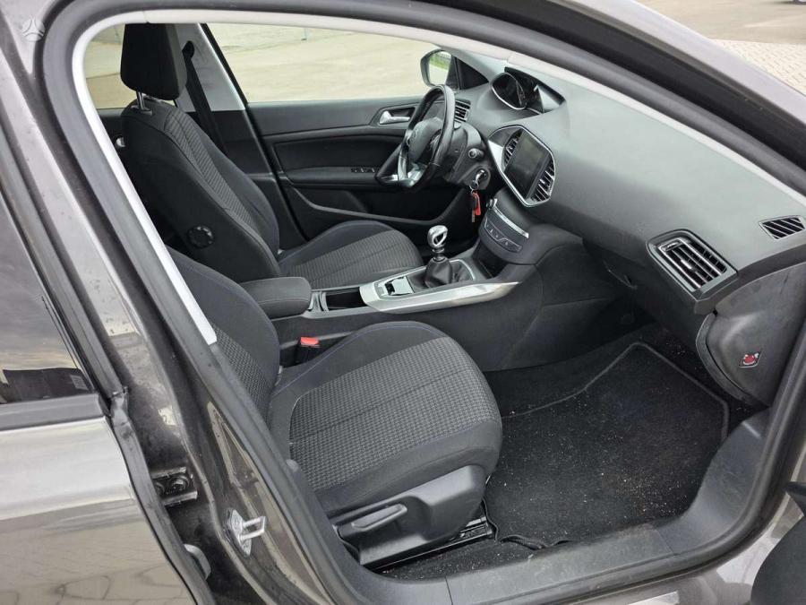 Grey Peugeot 308 2018 in Taurage, with an engine capacity of 1.20 L and mileage of 167 thousand km for 3600 €, photo 6 on AUTOMOTO.COM.LV